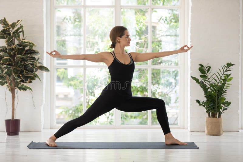 Joven Practicando Yoga, Pose Guerrera, Ejercicio Virabhadrasana Foto de ...