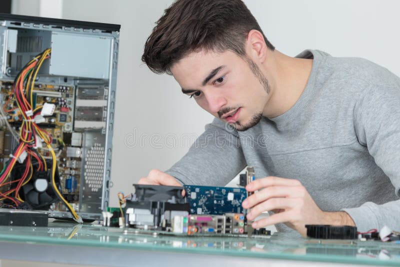 Joven Reparando Computadora Imagen de archivo - Imagen de componente ...