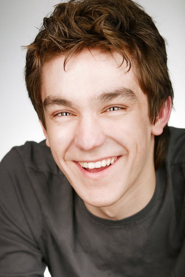 Joven sonriente imagen de archivo. Imagen de persona - 13810979