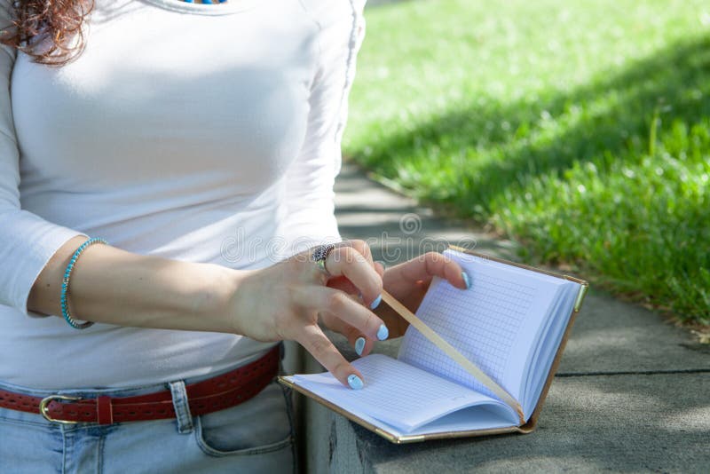 Joven Tomando Notas En Un Cuaderno Del Parque Imagen de archivo ...