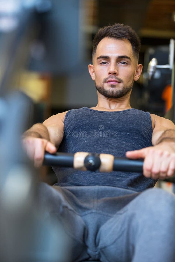Joven Y Guapo Haciendo Ejercicios En El Gimnasio Foto de archivo ... Joven Y Guapo Haciendo Ejercicios En El Gimnasio Foto de archivo ...