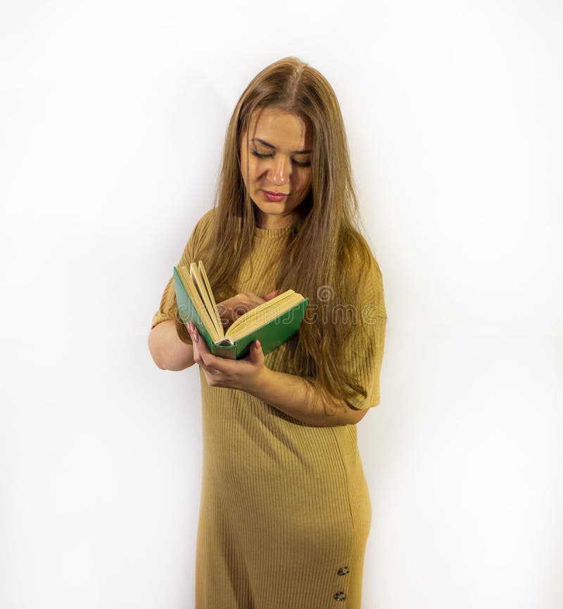 Joven Y Hermosa Mujer Con Libro De Texto Foto de archivo - Imagen de ...