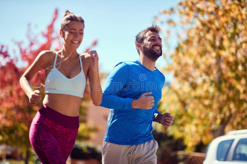 Joven Y Mujer Trotando En El Parque Estilo De Vida Saludable Imagen de ... Joven Y Mujer Trotando En El Parque Estilo De Vida Saludable Imagen de ...