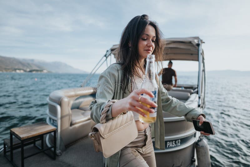Jovencita Feliz Disfrutando De Un Viaje En Barco Con Una Bebida Fresca