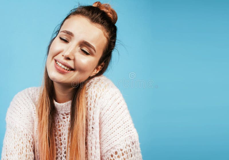 Jovencita Linda Adolescente Moderna Hipster Que Posa Emocionalmente