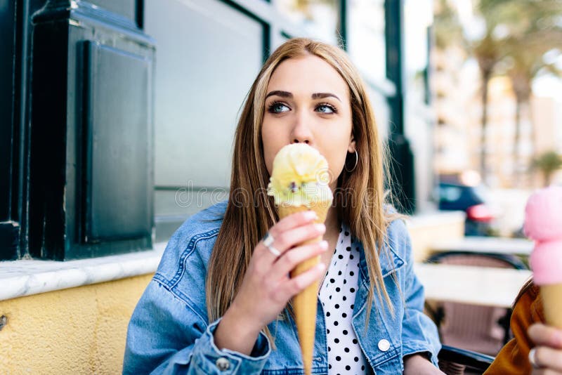 Jovencita Moteada Comiendo Helado De Vainilla Con Imagen de archivo ...