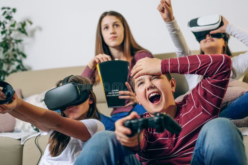 Jovens Jogando Videogame Em Casa Imagem de Stock - Imagem de alegria ...