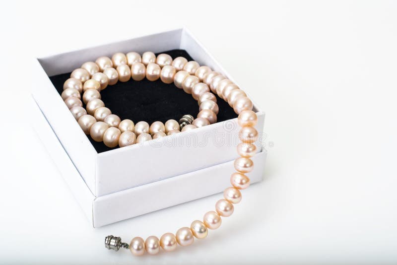 Joya de perlas rosadas foto de archivo. Imagen de hembra - 83267092