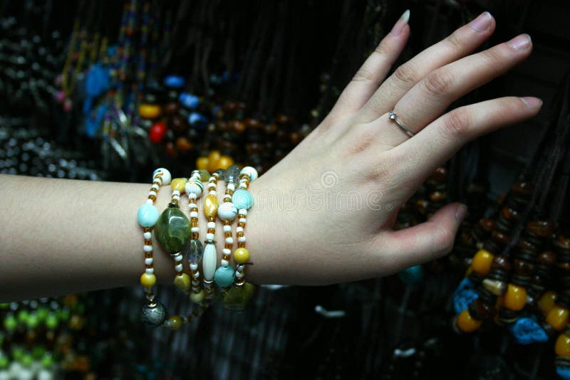 Joyería en la mano imagen de archivo. Imagen de codicioso - 4653667