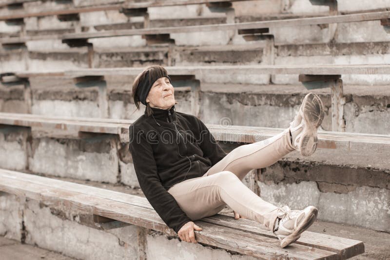 Jubilada Haciendo Ejercicios Abdominales En Un Estadio Abandonado. Foto ... Jubilada Haciendo Ejercicios Abdominales En Un Estadio Abandonado. Foto ...