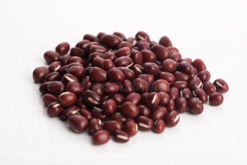 Los Granos Rojos Adzuki Aislados En Fondo Blanco Foto de archivo ...