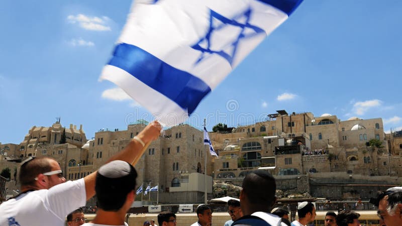 Judar Som Dansar I En Runda Med Flaggan I Jerusalem Redaktionell ...