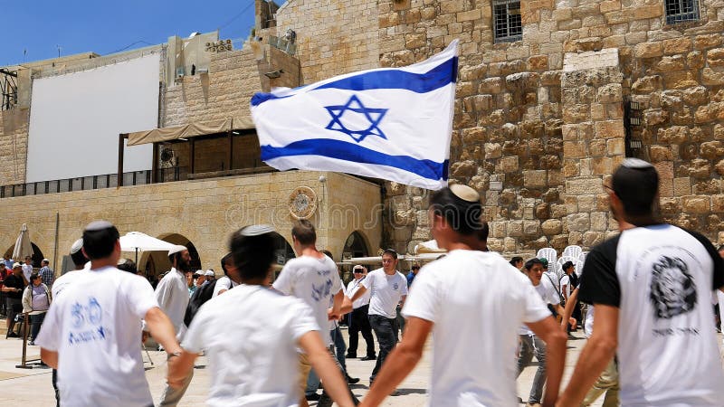Judar Som Dansar I En Runda Med Flaggan I Jerusalem Redaktionell ...