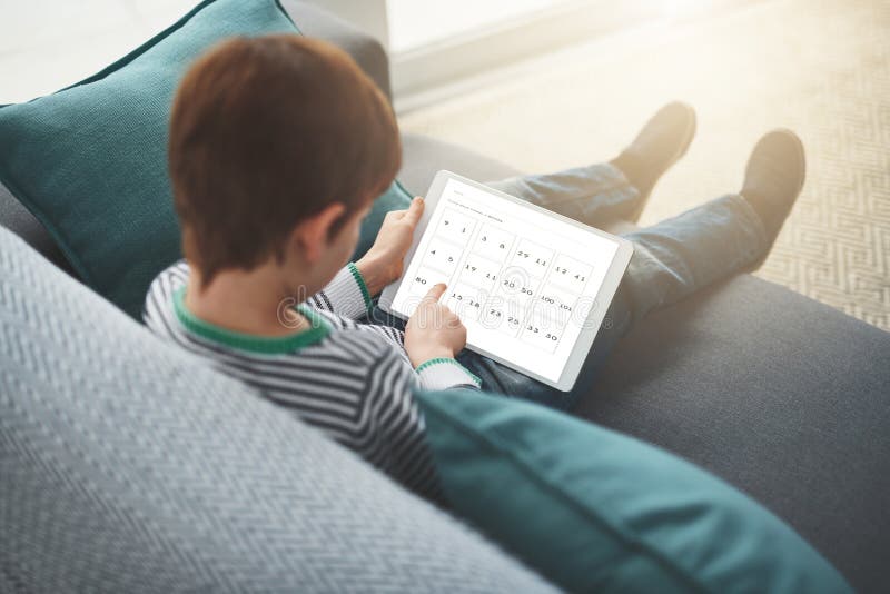 Juego De Pantalla Y Niño Con Tablet En La Sala De Estar Para ... Juego De Pantalla Y Niño Con Tablet En La Sala De Estar Para ...