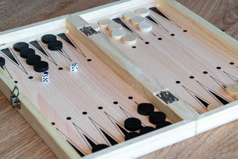 Juego De Tablero De Backgammon. Tablero De Backgammon De Madera Imagen ...