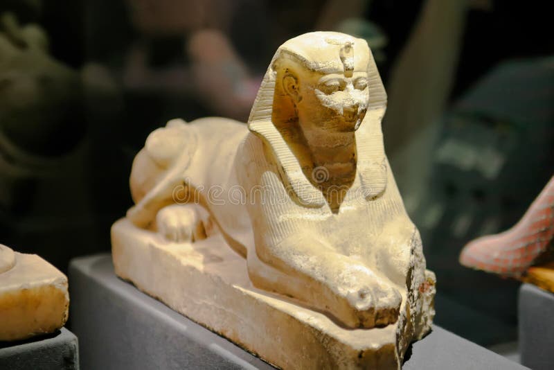 Juegue la esfinge fotografía editorial. Imagen de polvo - 2394732