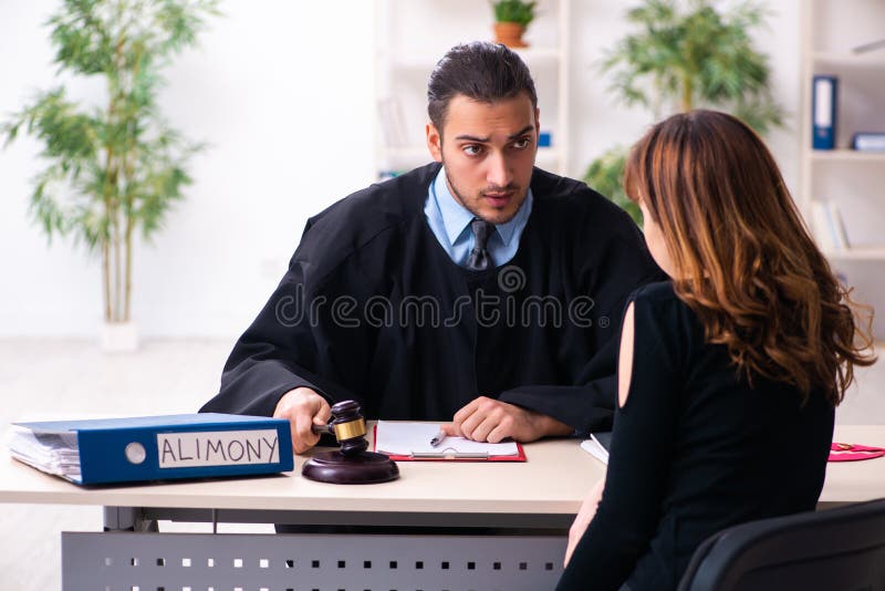 Juez Joven Y Mujer Joven En Concepto De Divorcio Imagen de archivo ...