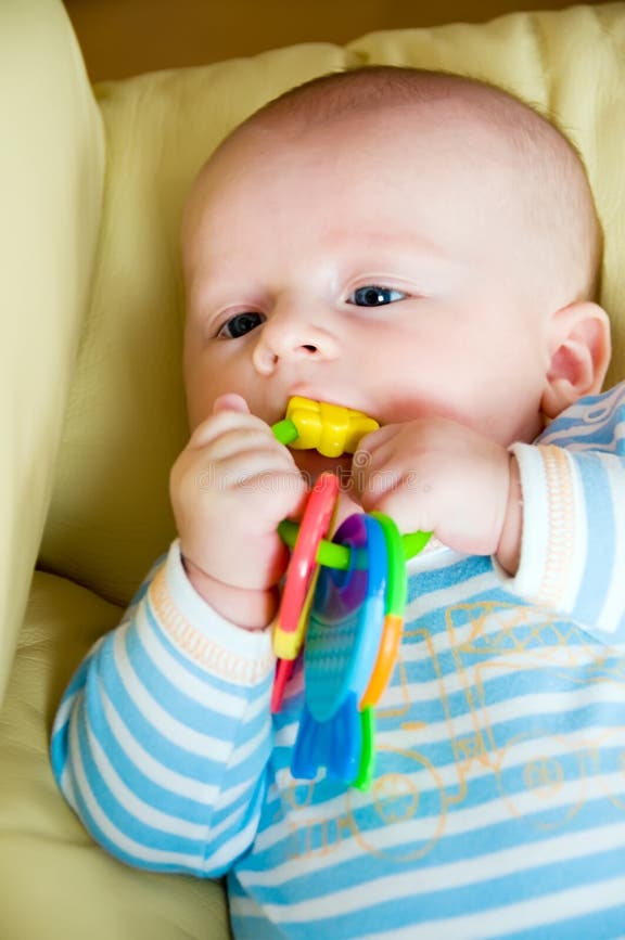 Bebé jugando imagen de archivo. Imagen de bebés, inocente - 7078177