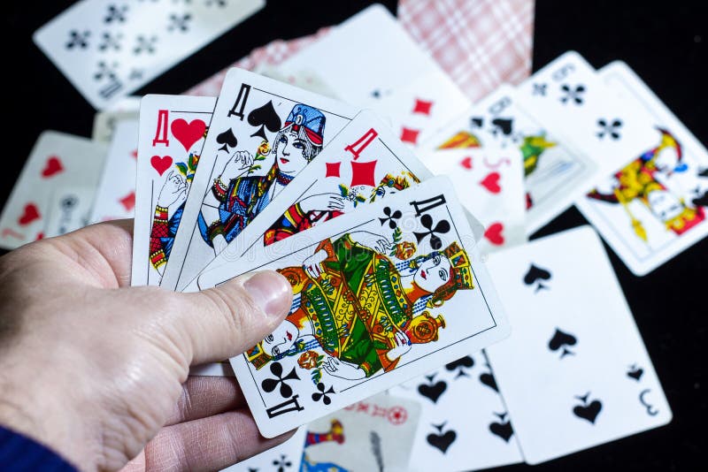 Jugar Cartas Jugar Cartas En La Mesa Jugar Cartas Fondo Imagen de ...