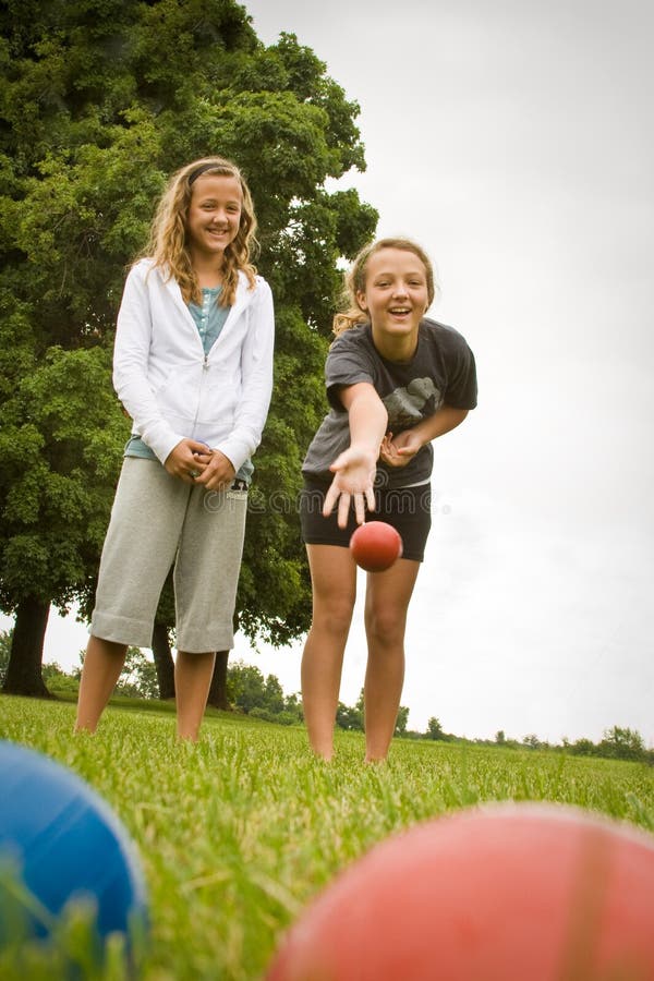 Jugar la bola de Bocce imagen de archivo. Imagen de tiro - 14739983