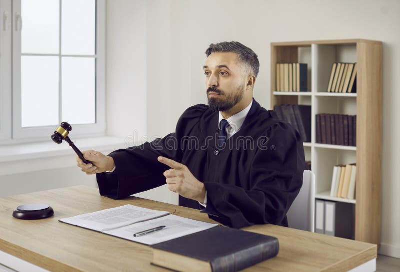 Juge à Gown Frappant Le Bloc Sonore Avec Gavel Et De Rendre Jugement à