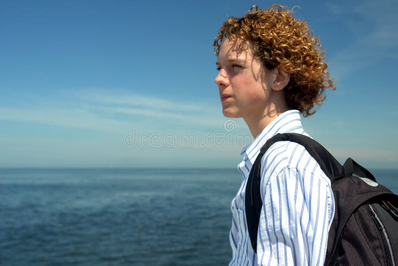 Jugendlich Junge Mit Dem Lockigen Haar Stockfoto - Bild von halb ...