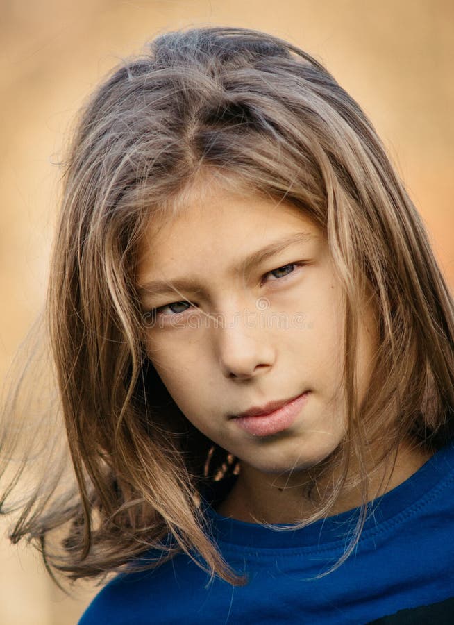 Jugendlich Junge Mit Dem Langen Haar Stockbild - Bild von blau ...