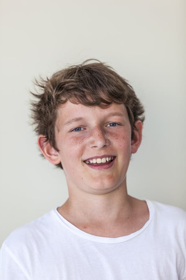 Jugendlich Junge Mit Sommersprossen Stockfoto - Bild von kind, blick ...