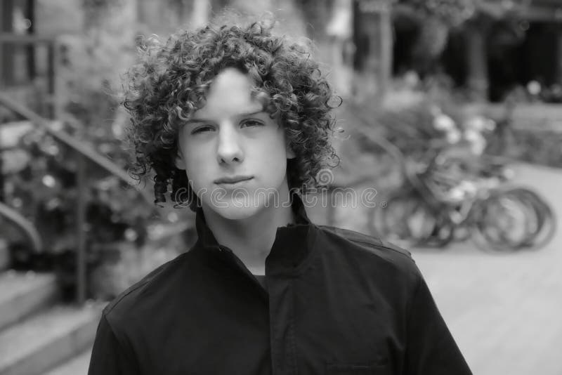 Jugendlich Jungen-lockiges Haar-Jugendlicher Stockfoto - Bild von ...