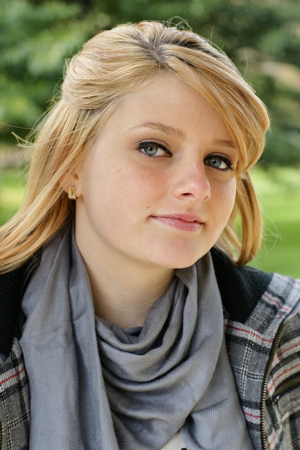 Jugendlich Portrait stockbild. Bild von lang, nett, hintergrund - 12122709