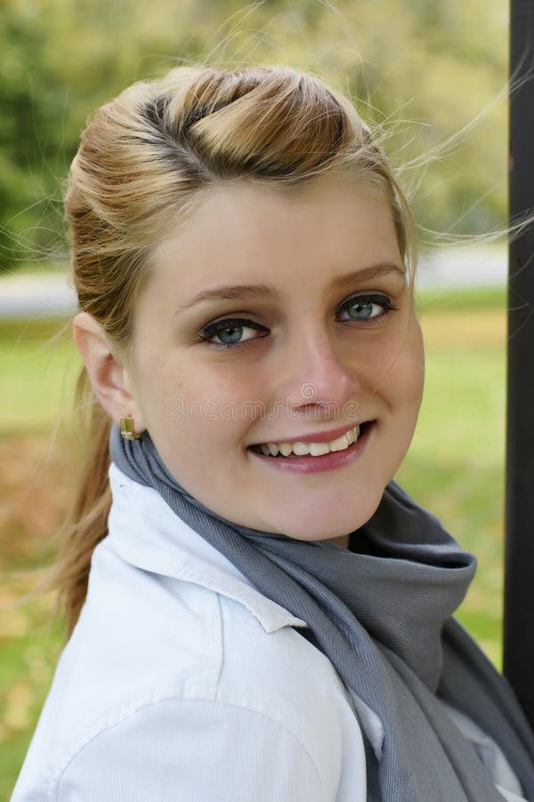 Jugendlich Portrait stockbild. Bild von lang, nett, hintergrund - 12122709