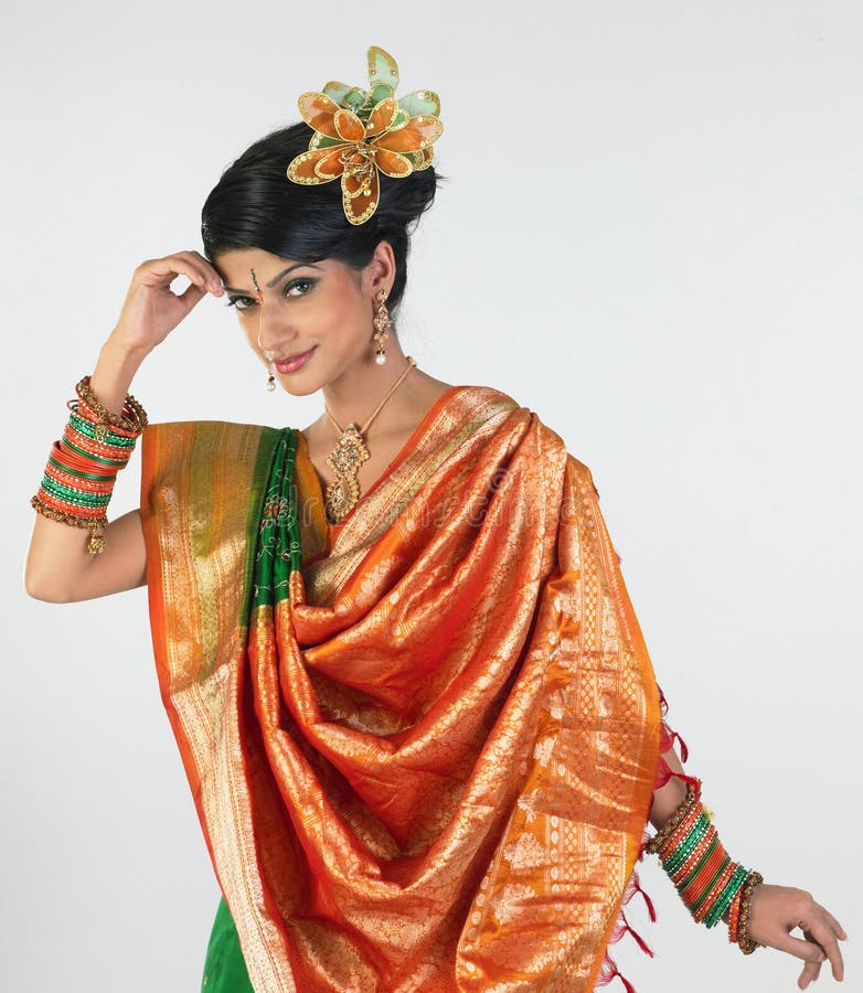 Jugendliche in der Sari stockbild. Bild von blume, hintergrund - 8043265