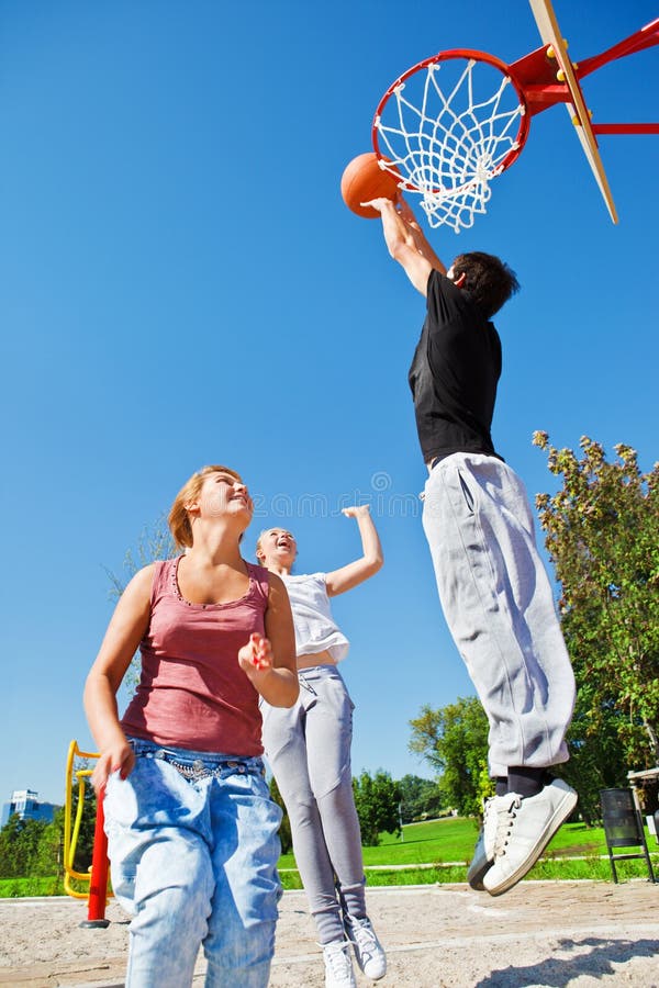 Teenager Beim Basketballspielen Stockbild - Bild von hoch, freunde ...