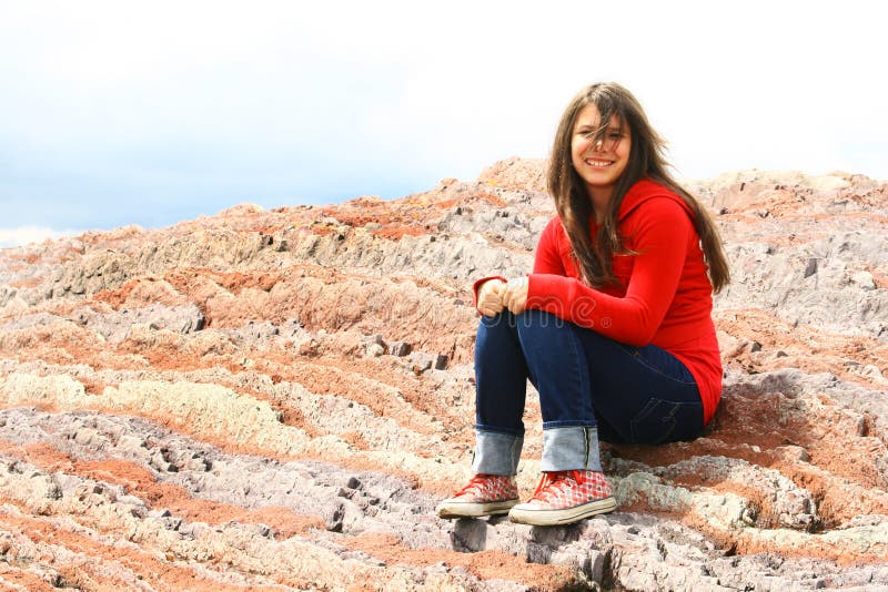 Jugendliche Gesessen Auf Roten Felsen Stockbild - Bild von recht ...