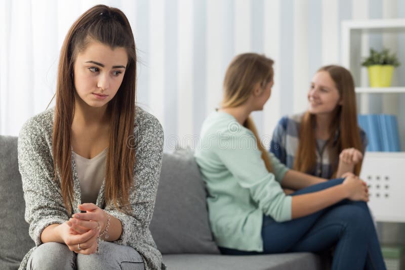 Jugendliche Mit Den Freunden, Die Hinter Ihr Sprechen Stockbild - Bild ...