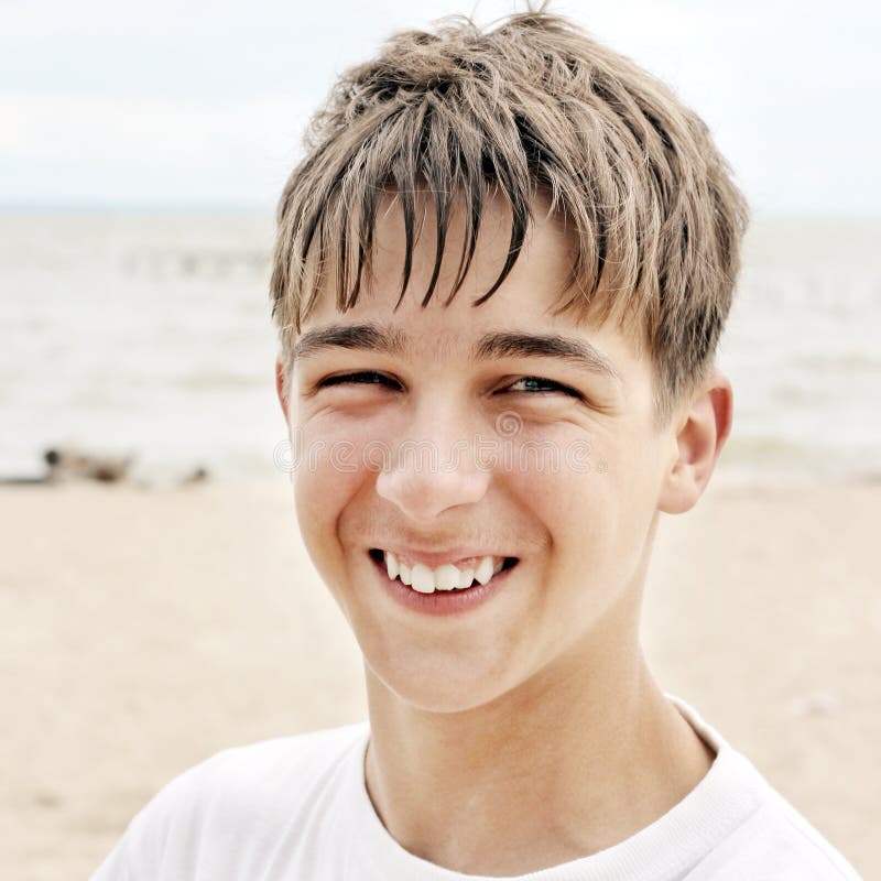 Jugendlicher Auf Dem Strand Stockfoto - Bild von nett, schönheit: 6258924