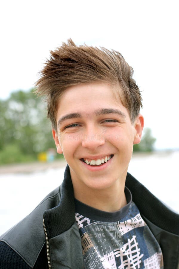 Glücklicher Jugendlicher Und Kind Stockbild - Bild von hängen ...