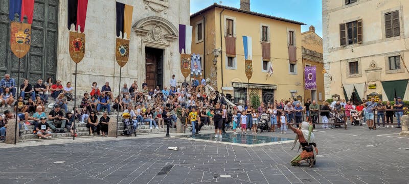 Juggling show in Orte. editorial photography. Image of artistic - 255375497