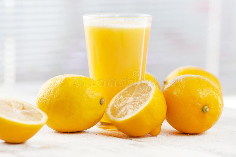 Jugo de limón fresco imagen de archivo. Imagen de crudo - 33779039