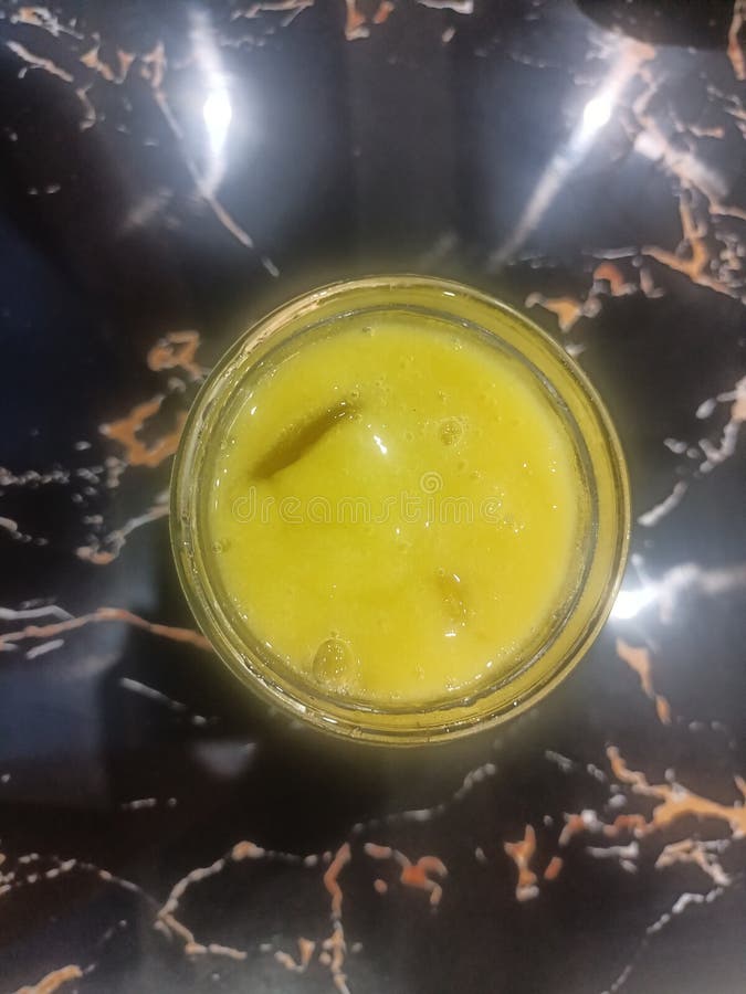 Jugo De Mango Sobre La Mesa Con Hielo Dentro Imagen de archivo - Imagen ...