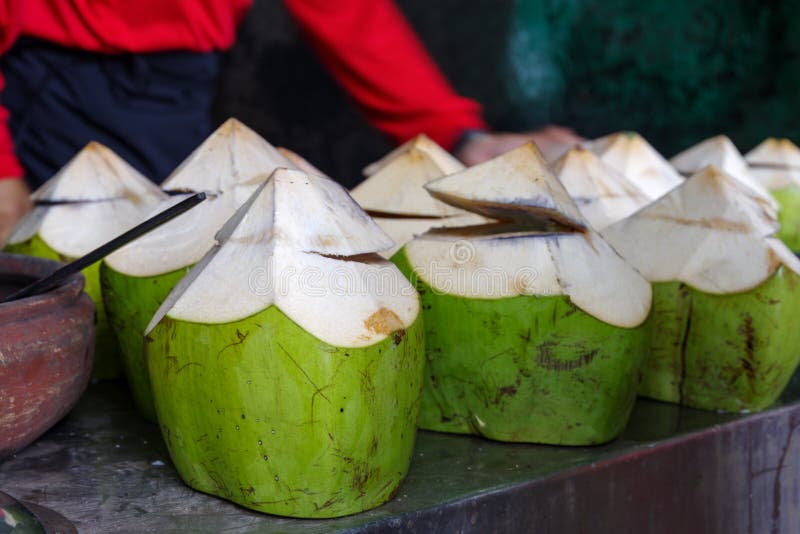 Juice& X28 De Buko; Coconut& X29; En La Tabla Imagen de archivo ...