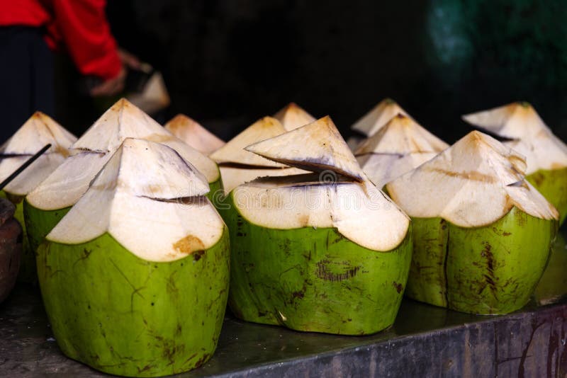 Juice& X28 De Buko; Coconut& X29; En La Tabla Imagen de archivo ...