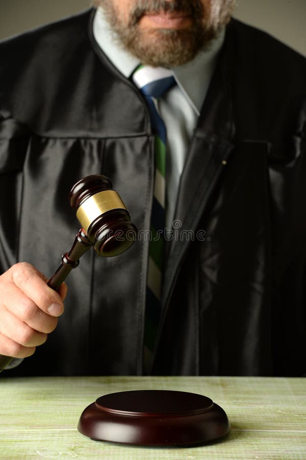 Juiz que guarda um martelo imagem de stock. Imagem de culpa - 104012133