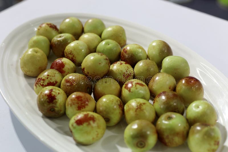 Fruits Chinois De Jujubes Sur Le Blanc Photo stock - Image du vert ...