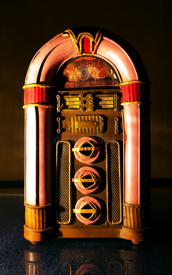 Jukebox Do Vintage Isolado No Preto Foto de Stock - Imagem de velho ...