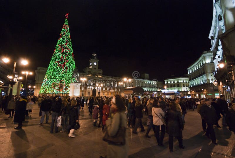 Stort julgran i Stockholm redaktionell bild. Bild av solljus - 64953891