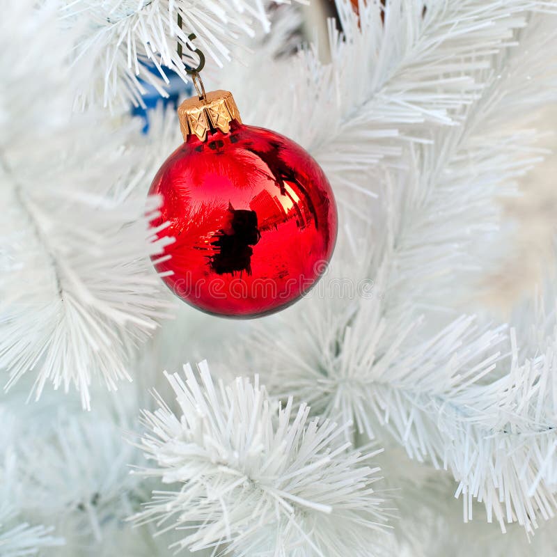 Vit julgran arkivfoto. Bild av xmas, hängen, modernt - 27538744