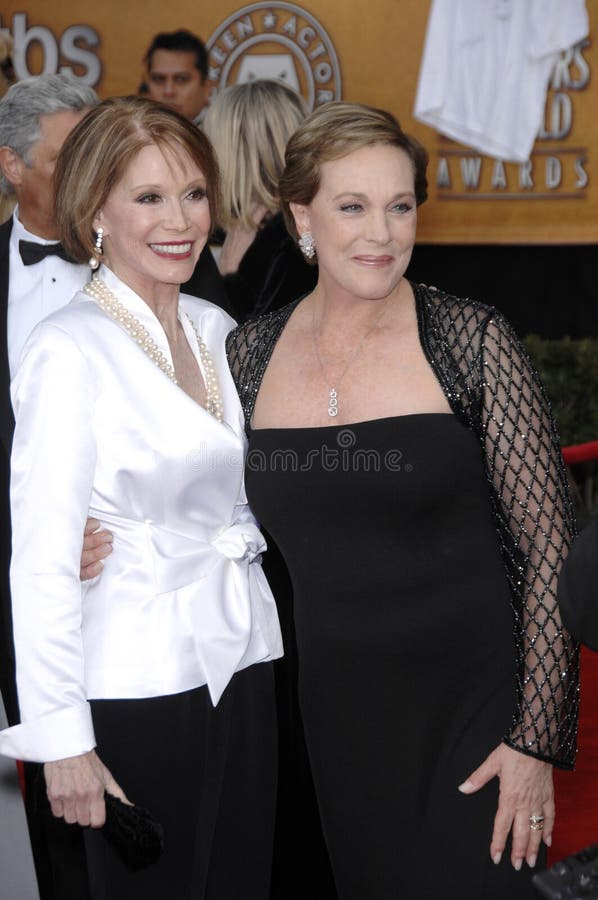 Blanco De Betty, Cloris Leachman, Ed Asner, Maria Tyler Moore, Valerie ...