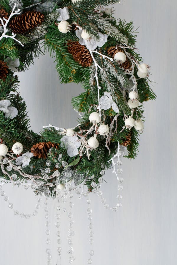 Julkrans Av Granen Med Kottar Arkivfoto - Bild av prydnadar ...