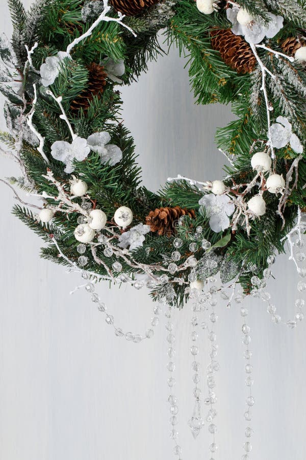 Julkrans Av Granen Med Kottar Arkivfoto - Bild av ljust, cirkel: 105616848